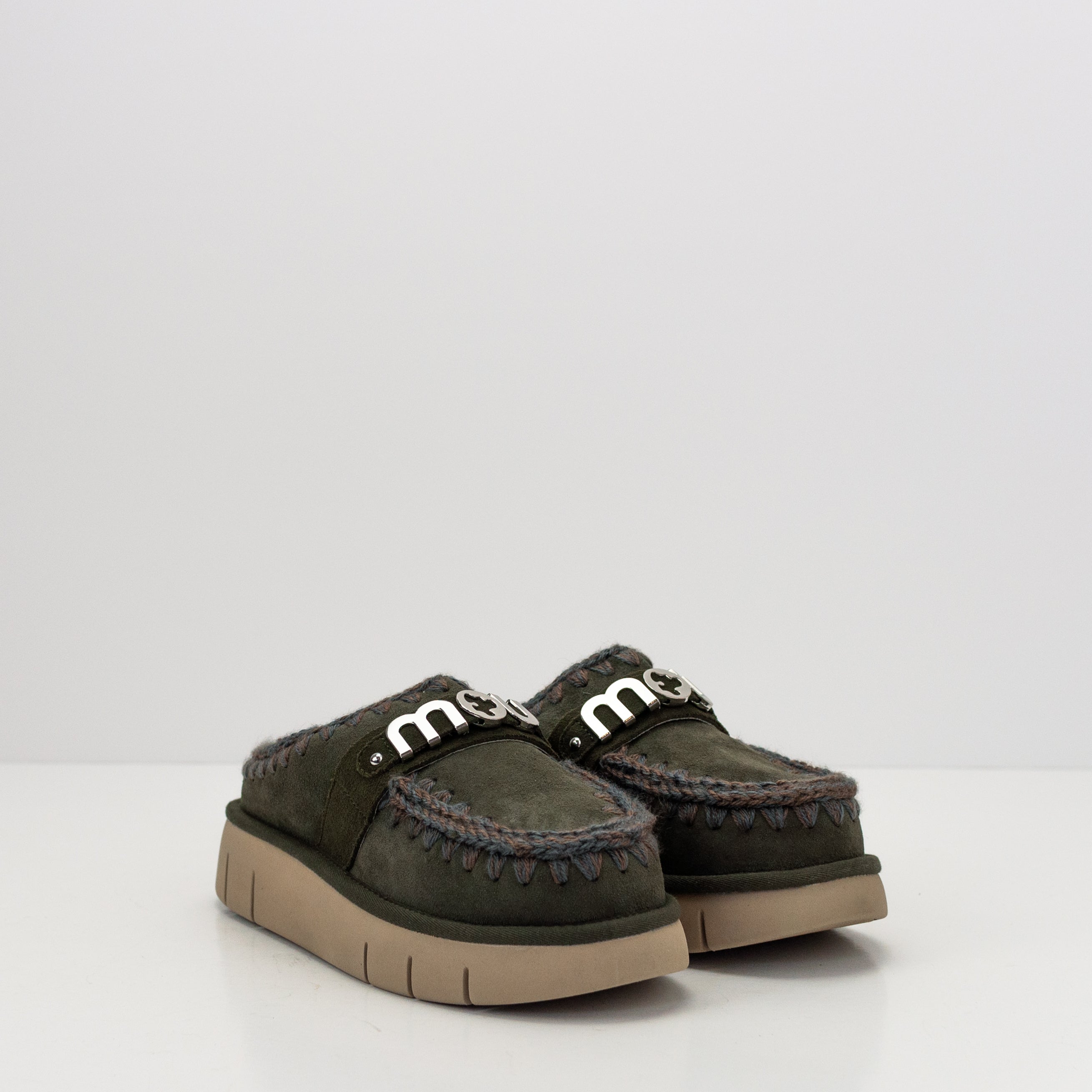 MOU BOUNCE CLOG METAL LOGO BLACK OLIVE ZUECO DE PELO | MOKSIN – Moksin