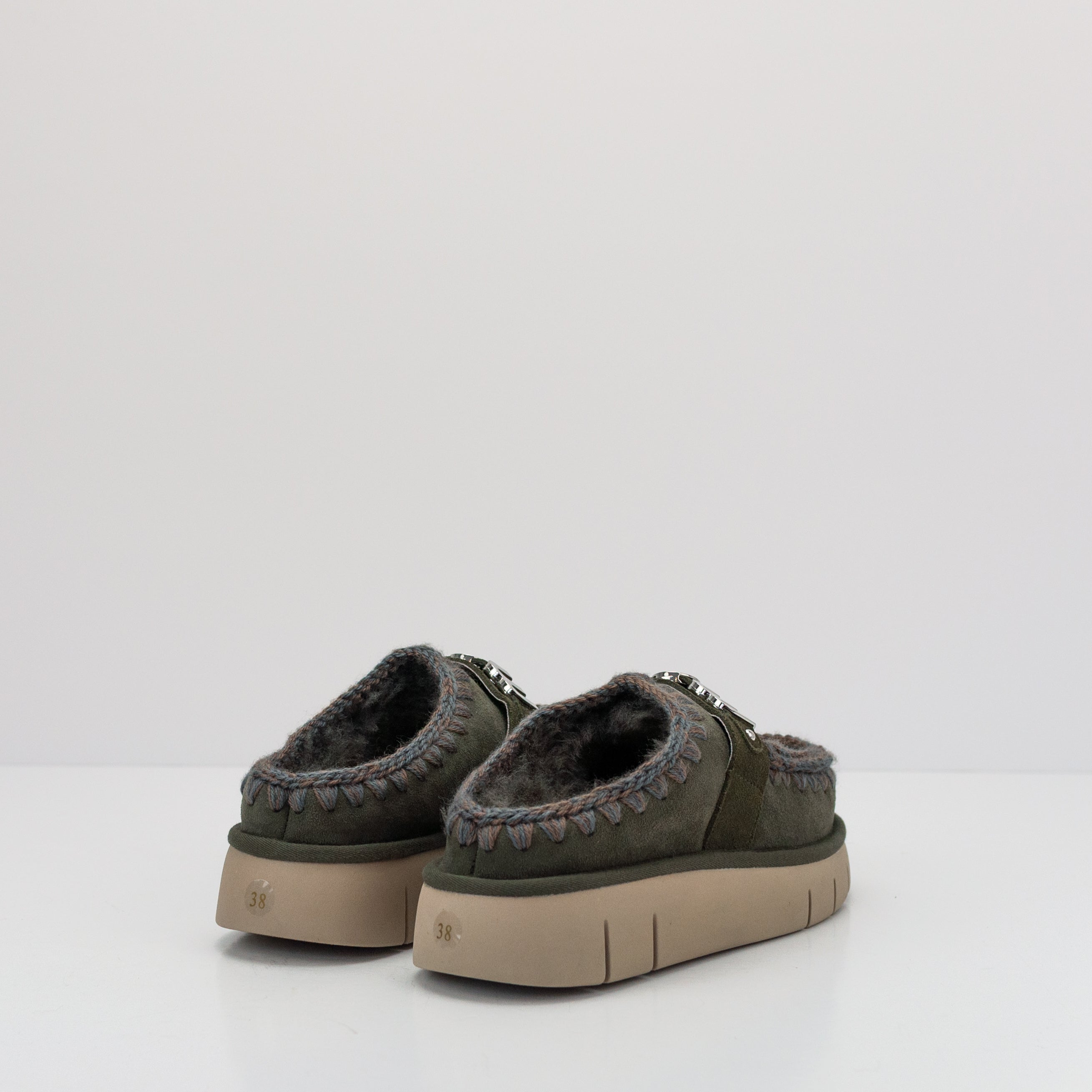 MOU BOUNCE CLOG METAL LOGO BLACK OLIVE ZUECO DE PELO | MOKSIN – Moksin